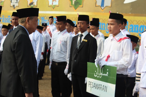 Prof. Dr. K.H. Amal Fathullah Zarkasyi, M.A. Hadiri Apel Tahunan Gontor ...