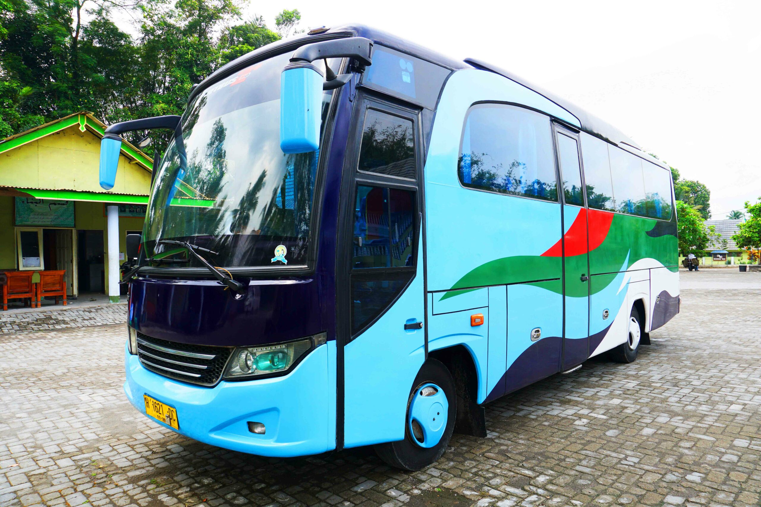 Gontor Kampus 6 Membeli satu Unit Armada Bus - Pondok Modern Darussalam Gontor