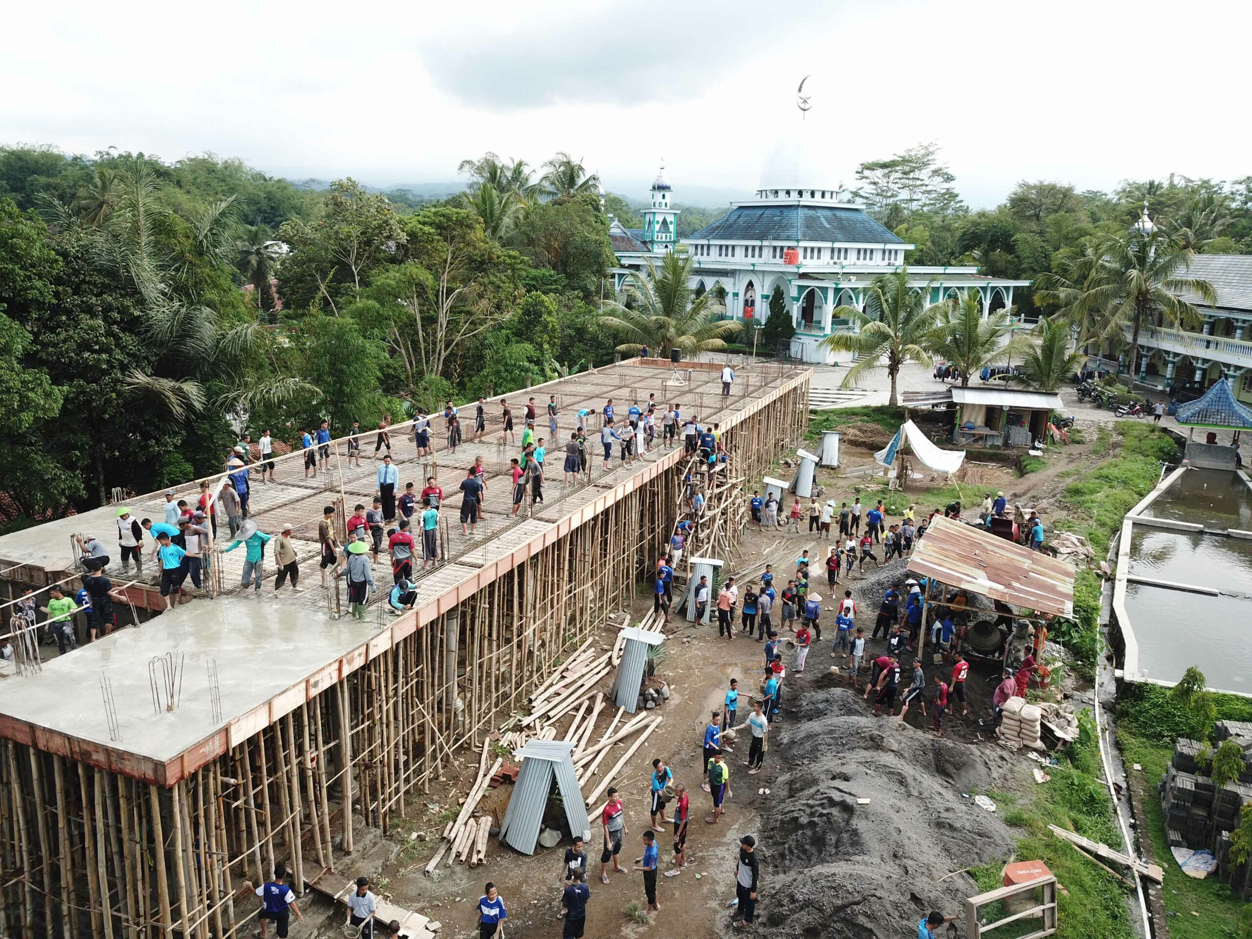 Santri Darul Qiyam Gotong Royong Mengecor Kelas Baru - Pondok Modern ...
