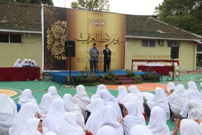 Tumbuhkan Potensi Santriyah dari Media Seni Kaligrafi dan Khat Al-Arabi - Pondok Modern ...